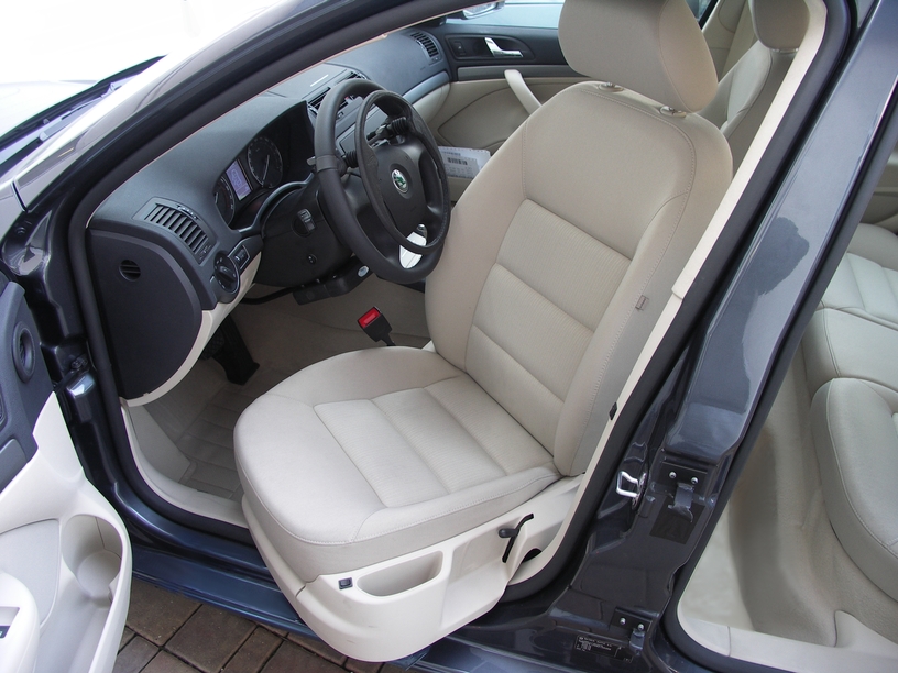 Otočná sedačka do auta | SPIG